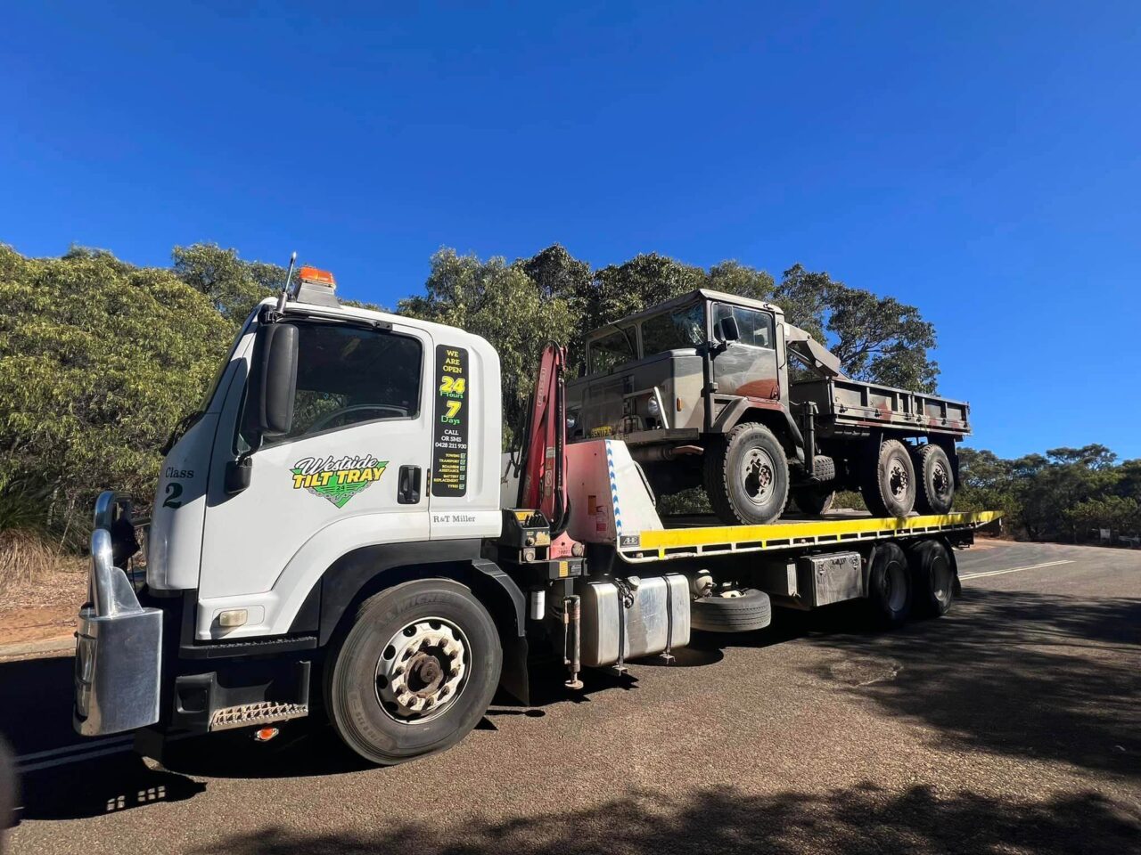 How to Prepare for Tilt Tray Transport Services